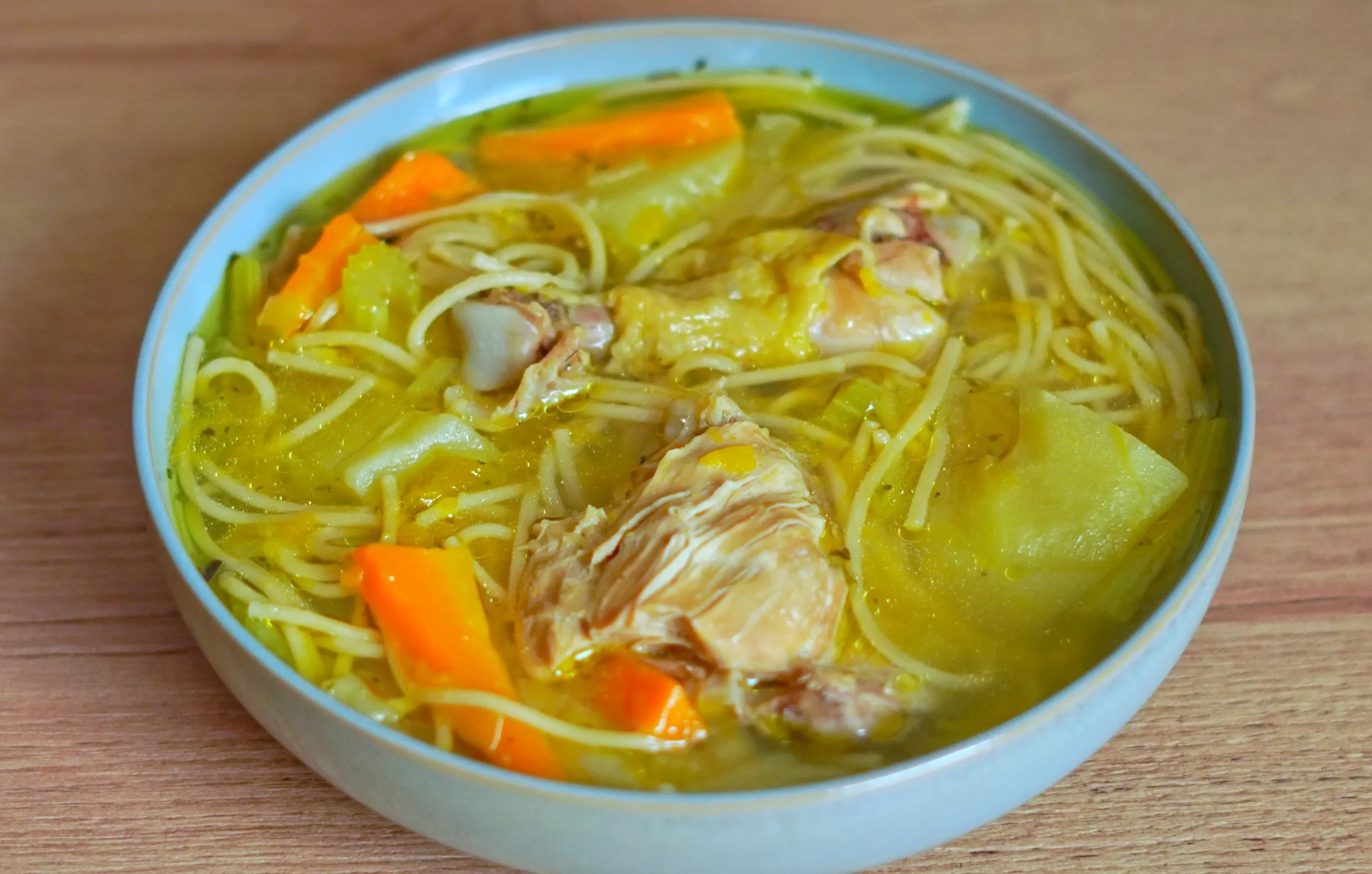 Receta de Caldo de Pollo con Fideos: La Mejor Sopa de Pollo Casera ...